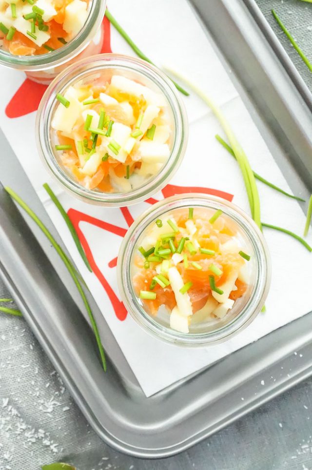Amuse in een glaasje met zalm en appel - Mind Your Feed