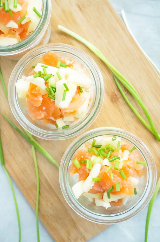 Amuse in een glaasje met zalm en appel - Mind Your Feed