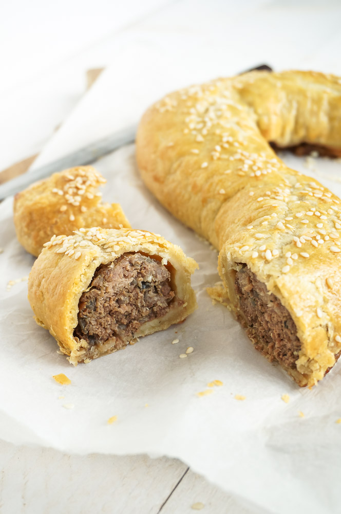 Hartige banketletter met gehaktvulling - Mind Your Feed