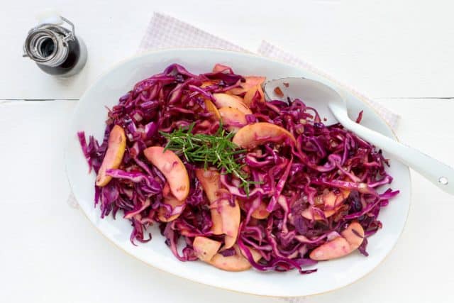 Roergebakken rode kool met appel en balsamico - Mind Your Feed