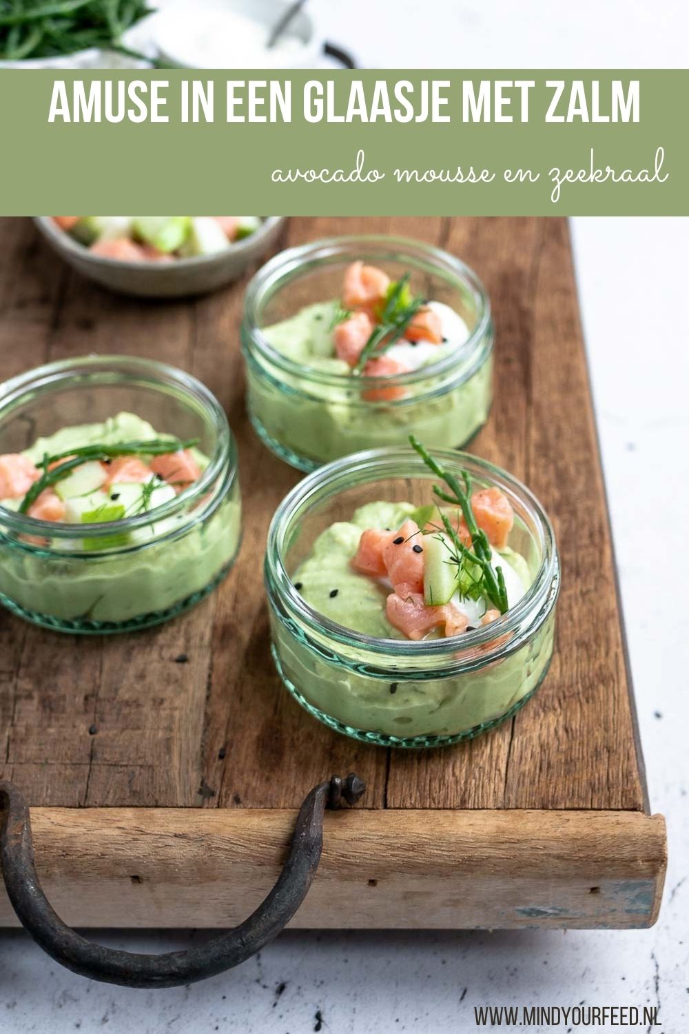 Amuse in een glaasje met zalm en avocado mousse - Mind Your Feed