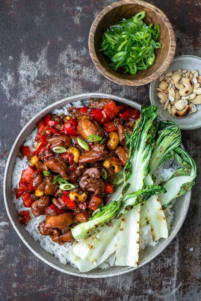 Kip cashew met gegrilde paksoi - Mind Your Feed