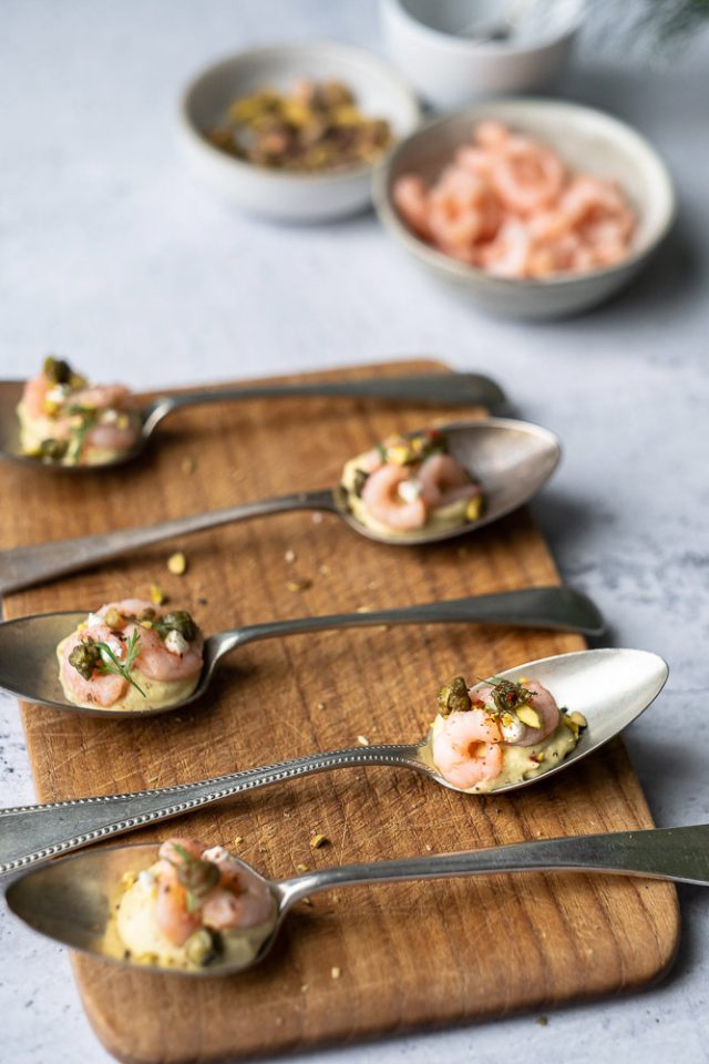 Amuse op een lepel met garnalen en avocado mousse - Mind Your Feed