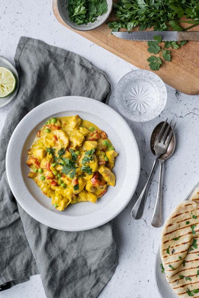 Gele curry met kip en doperwten - Mind Your Feed
