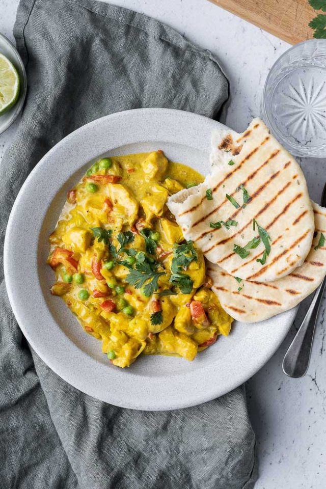 Gele curry met kip en doperwten - Mind Your Feed