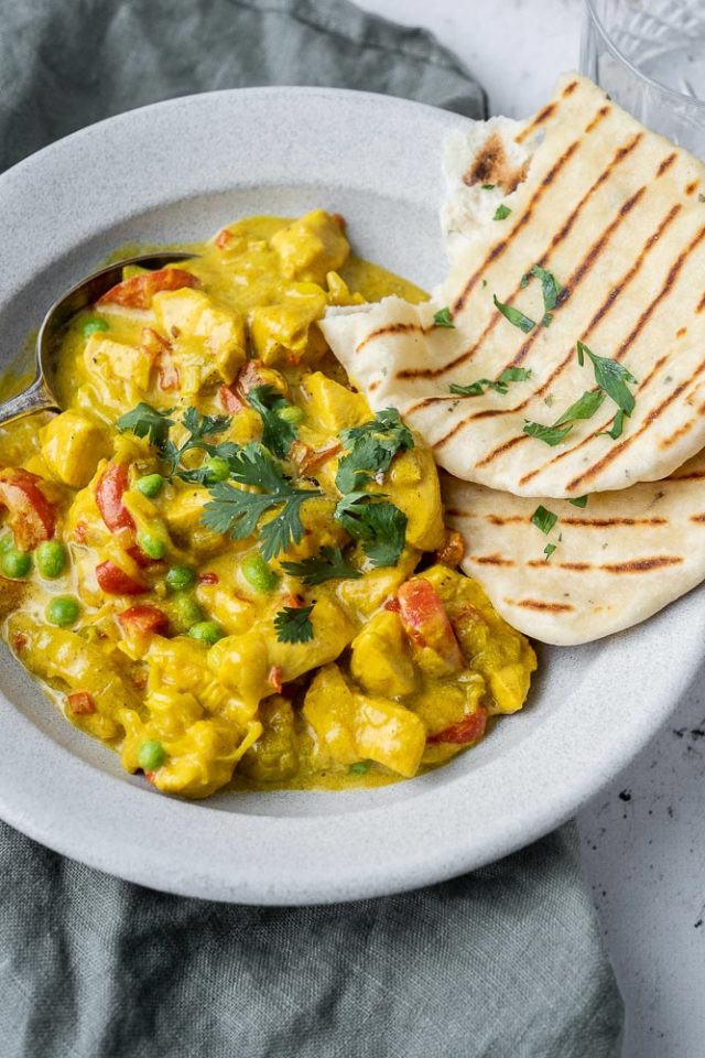 Gele curry met kip en doperwten - Mind Your Feed