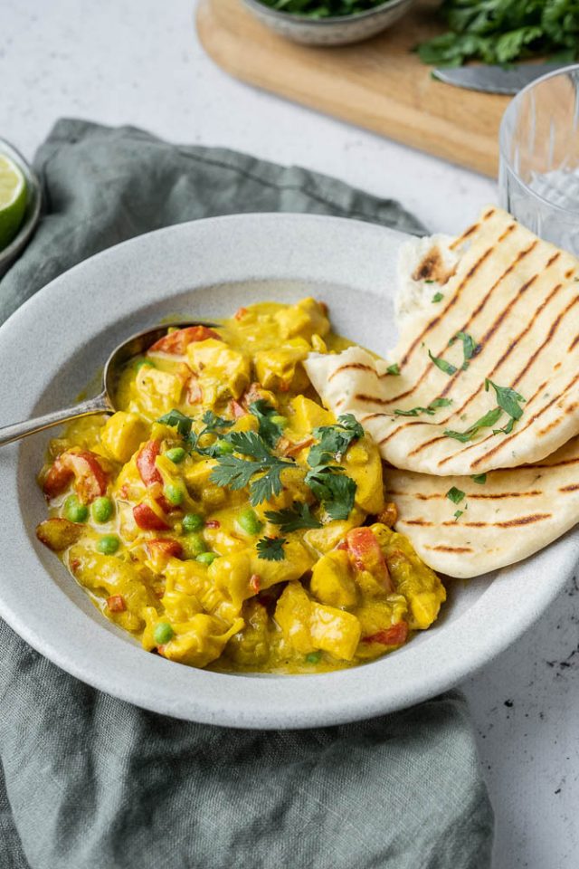 Gele curry met kip en doperwten - Mind Your Feed