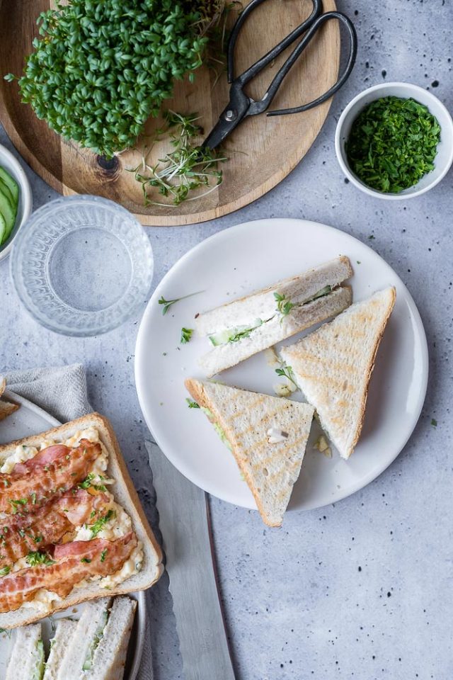 Mini sandwiches met roomkaas en komkommer - Mind Your Feed