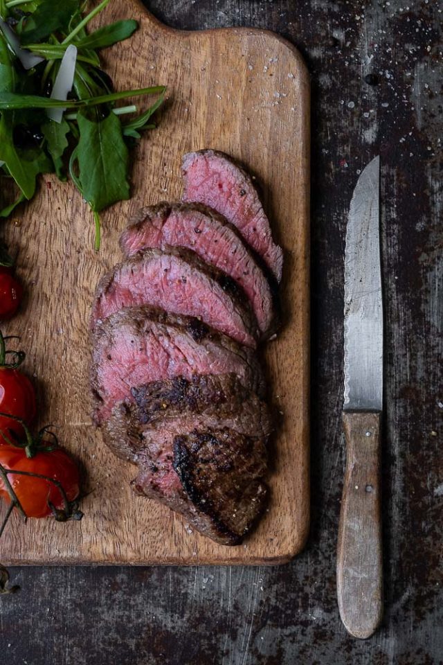 Tagliata di manzo met rucola en Parmezaanse kaas - Mind Your Feed