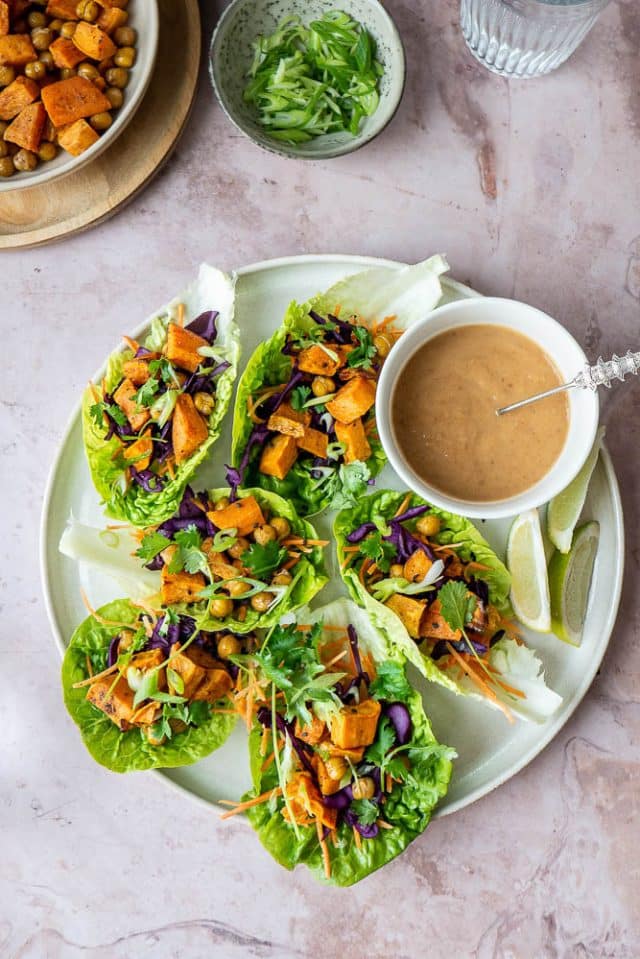 Sla wraps met zoete aardappel en kikkererwten - Mind Your Feed