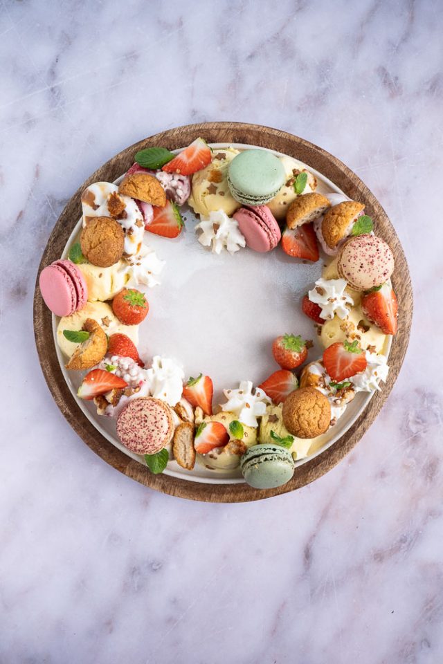 Kerstkrans van ijs en macarons - Mind Your Feed