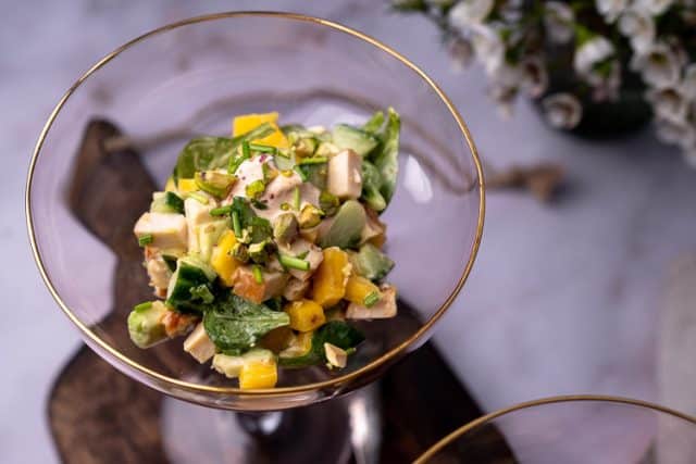 Kipcocktail met mango en avocado - Mind Your Feed
