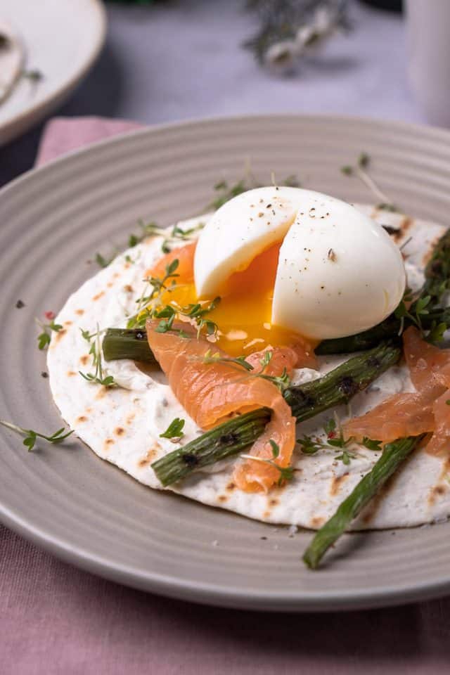 Ontbijt wraps met gerookte zalm - Mind Your Feed